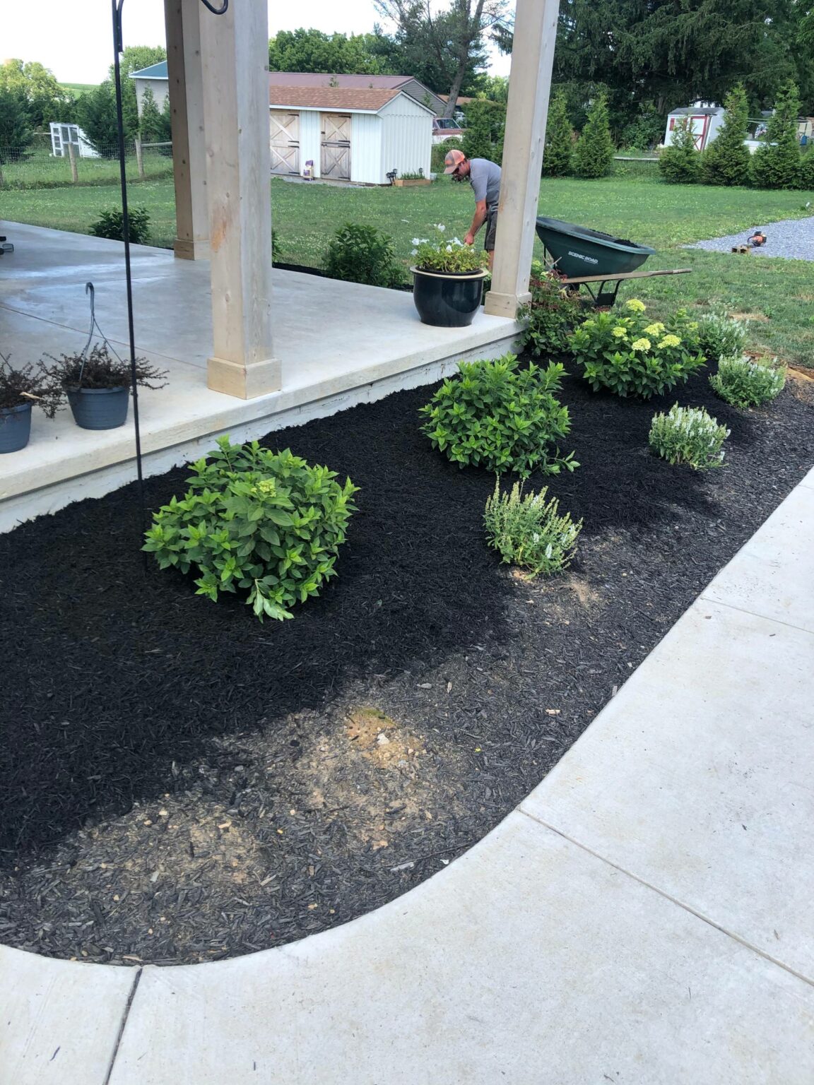 How to keep your garden beds and mulch beds looking sharp – Kinsmen ...